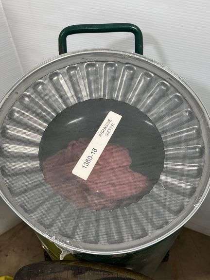 TIP "99" sandblaster with 38 special valve, also has a sifter and hood ...