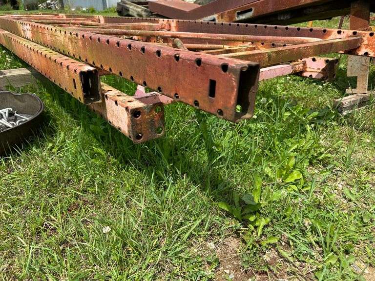 Group of Pallet Racking: (10)-8' Rails and (3)-15' x 32" Ends ...