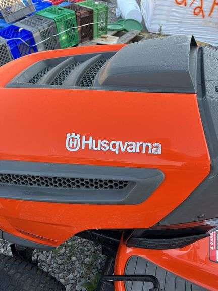 Husqvarna YTH2042 lawn tractor, showroom shape, 20 HP Briggs engine, 42 ...