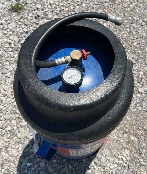Portable air tank, 150 PSI Max, great shape - Albrecht Auction Service