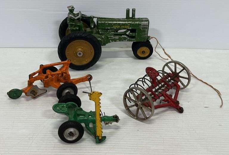 (4) Vintage 1930s and 1940s arcade die-cast items: John Deere model A ...