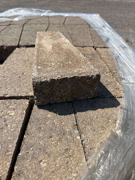 (320) Pieces of wedge wall block cap - Albrecht Auction Service