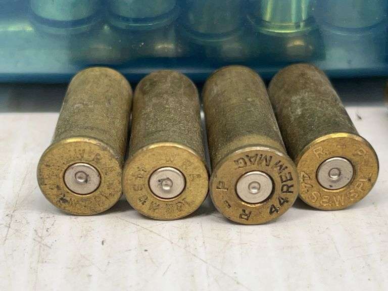 Plastic Tub with .44 Mag. Brass, TN446 - Albrecht Auction Service
