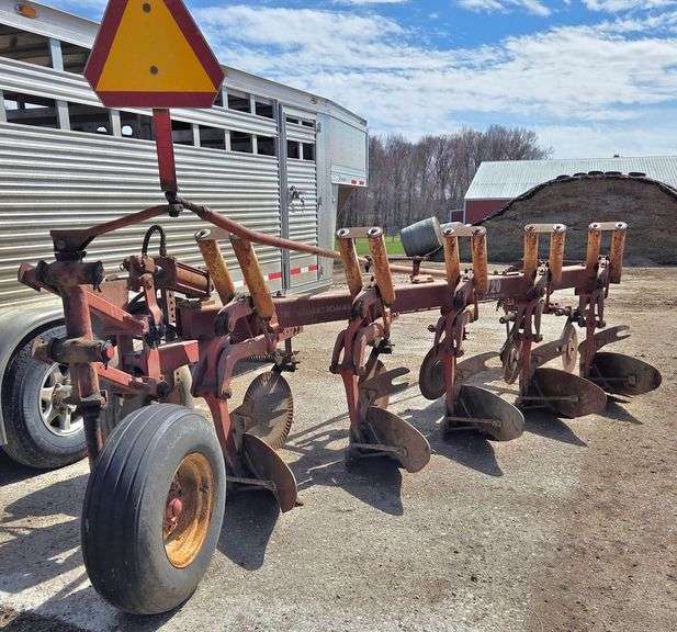 International 720 Automatic Plow, 5-16" Bottom, 2-Point Hookup, Housed ...