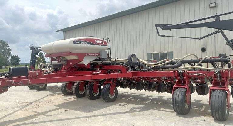 2008 White 8500 Center Fill 24-20" Row Planter with Starter and Row ...