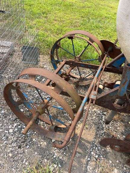 ford 309 2-row corn planter with plates - Albrecht Auction Service