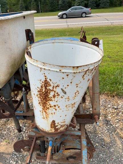 ford 309 2-row corn planter with plates - Albrecht Auction Service