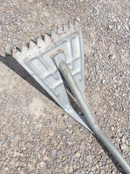 Roof shovel, 56"L - Albrecht Auction Service