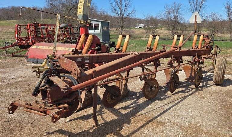 International 720 Automatic Plow, 5-16" Bottom, 2-Point Hookup, Housed ...