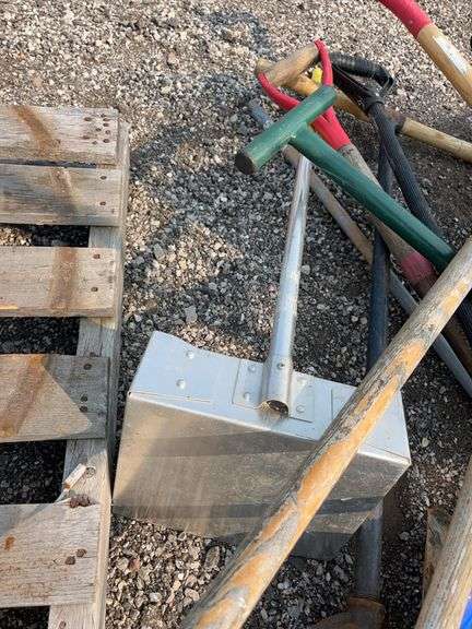 Assorted yard tools - Albrecht Auction Service
