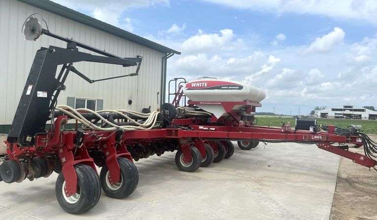 2008 White 8500 Center Fill 24-20" Row Planter with Starter and Row ...