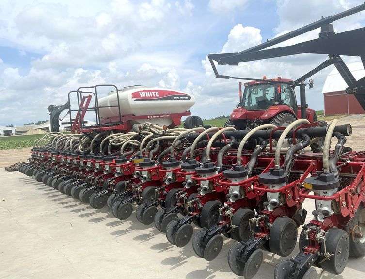 2008 White 8500 Center Fill 24-20" Row Planter with Starter and Row ...