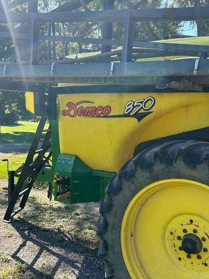 Demco 850 Trailer Sprayer with Raven Control, Hydraulic Pump, 90' Boom ...