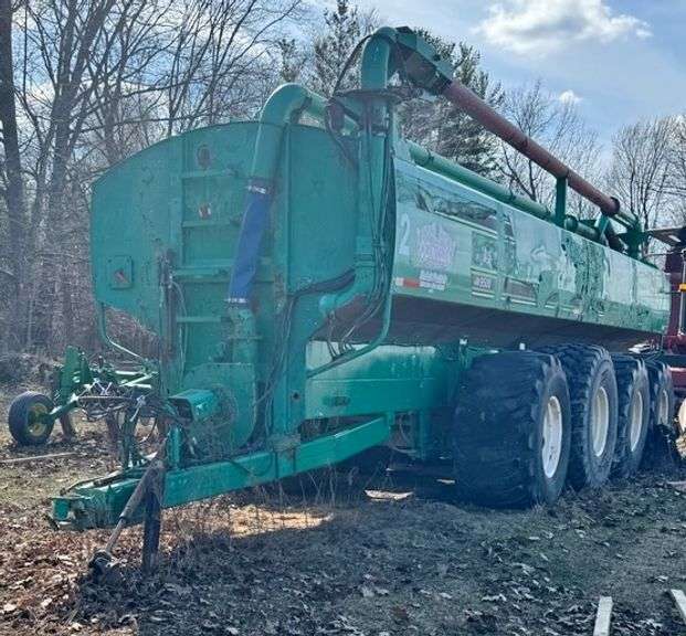 Houle 9500-Gallon Manure Tanker - Albrecht Auction Service