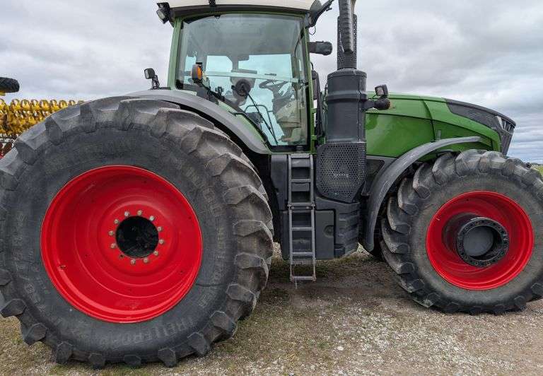 2018 Fendt 1050 Tractor, (3468 Hours), 4-Outlets, PTO, No 3-Point Hitch ...