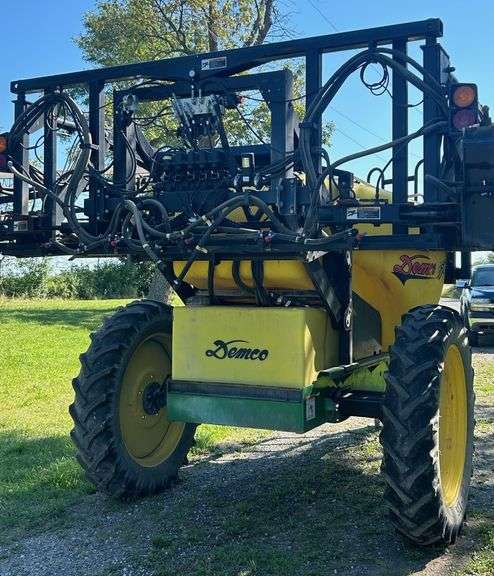 Demco 850 Trailer Sprayer with Raven Control, Hydraulic Pump, 90' Boom ...