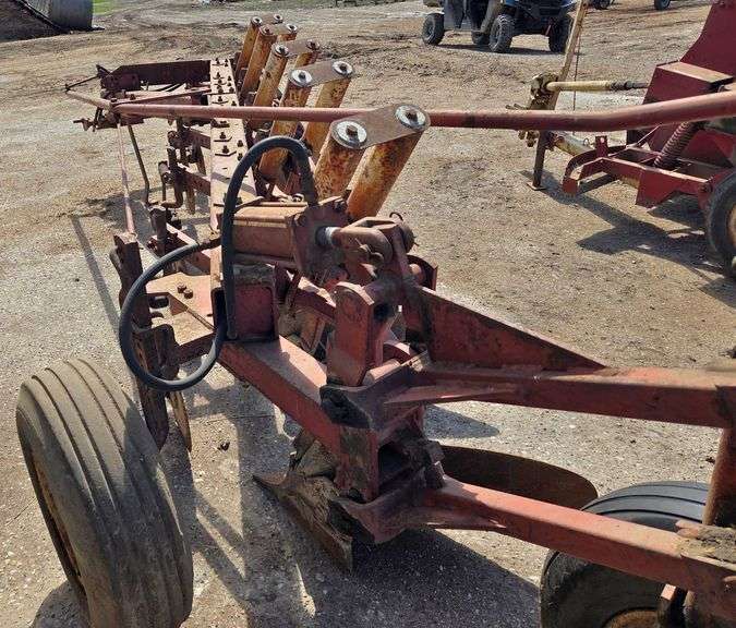 International 720 Automatic Plow, 5-16" Bottom, 2-Point Hookup, Housed ...