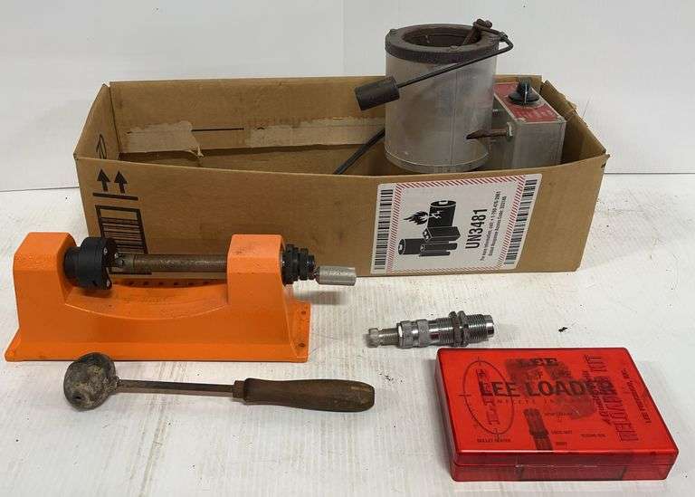 Gun reloading Lee lead smelter with dipper, 7 1/2" x 6 1/2" x 8", works ...