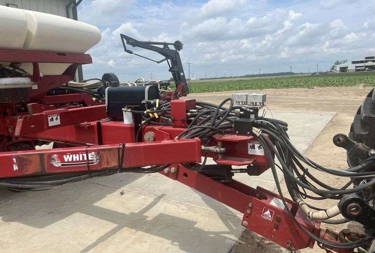 2008 White 8500 Center Fill 24-20" Row Planter with Starter and Row ...