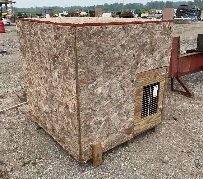 Dog crate, made of OSB, 48" x 48" x 48", used - Albrecht Auction Service