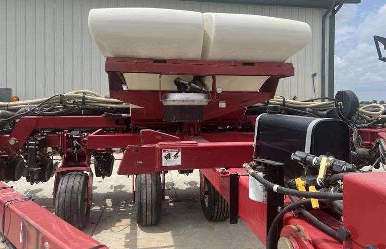 2008 White 8500 Center Fill 24-20" Row Planter with Starter and Row ...