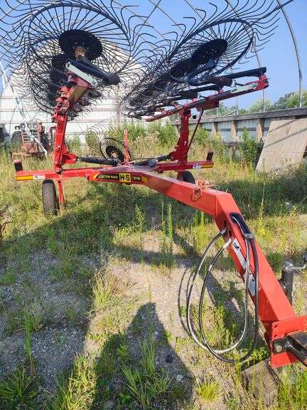 H&S Wheel Rake, Model 3112, 13-Wheel Action Rack - Albrecht Auction Service
