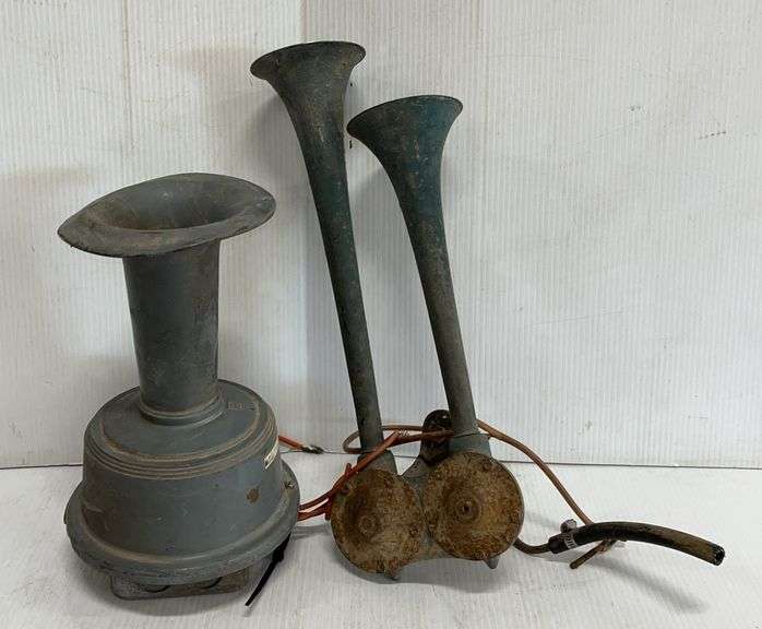 Electric air horn cloud, works great; Older air horn - Albrecht Auction ...