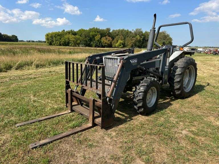 White Field Boss 37 4WD Tractor with White 1165QA Loader, 12.4-28 Rears ...