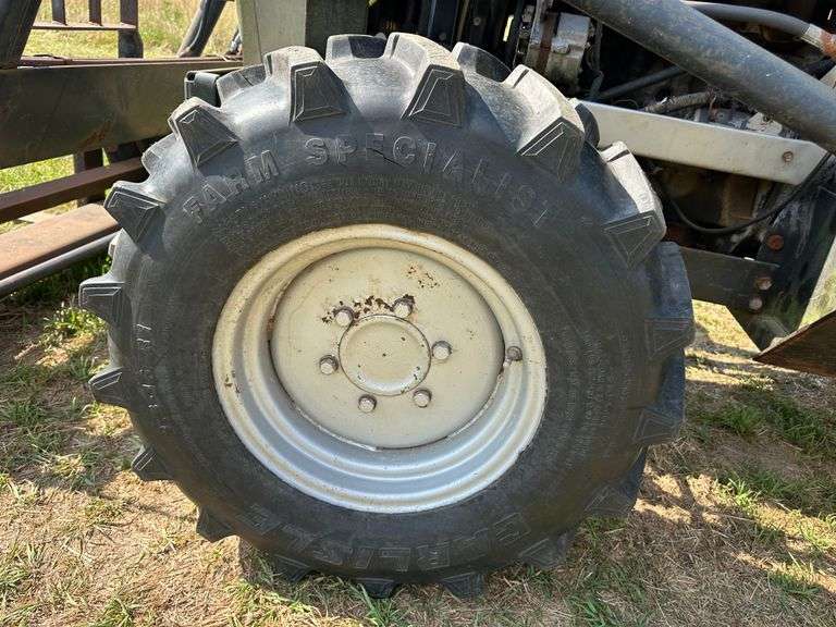 White Field Boss 37 4WD Tractor with White 1165QA Loader, 12.4-28 Rears ...
