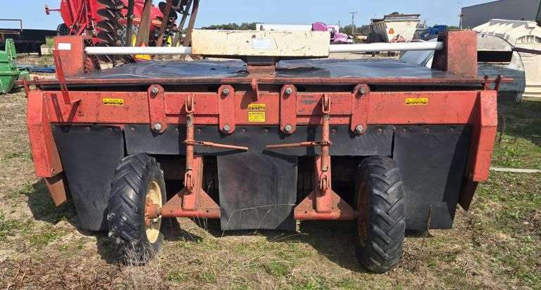 WC 834 Sugar Beet Topper, 4-30" Row - Albrecht Auction Service