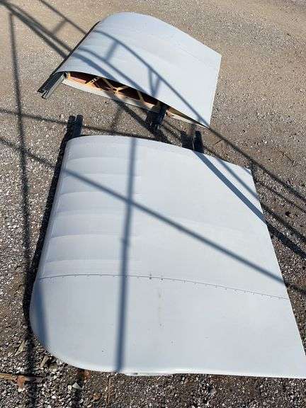 Airplane replacement wing tips - Albrecht Auction Service