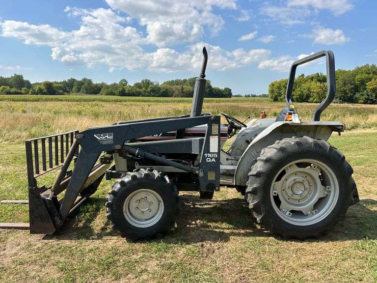 White Field Boss 37 4WD Tractor with White 1165QA Loader, 12.4-28 Rears ...