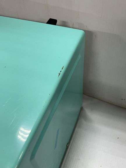 Microwave, teal, retro style, 18"W, 11100W - Albrecht Auction Service