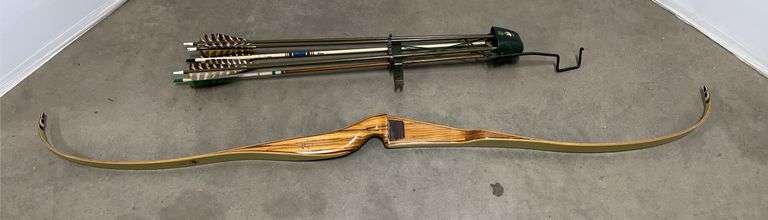 Bear AMO-66 recurve bow with a Bear quiver and arrows, 32 lb. draw ...
