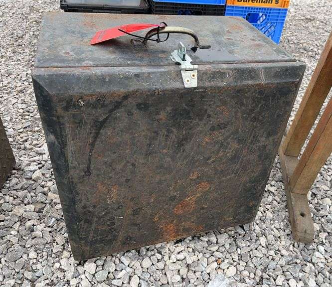 Metal box, 12" x 12" x 18" - Albrecht Auction Service