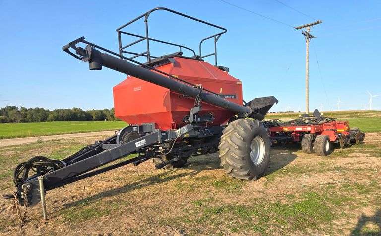 Case IH SDX 40 Air Drill with a Case IH 2230 Double Dry Bin Cart, 40 ...