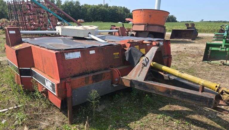 WC 834 Sugar Beet Topper, 4-30" Row - Albrecht Auction Service