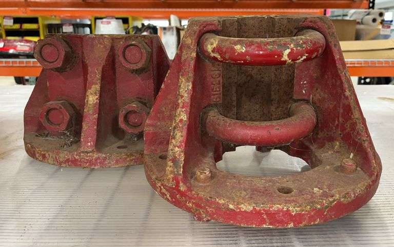 IH dual hubs, 3 1/2", 9-bolt, good - Albrecht Auction Service