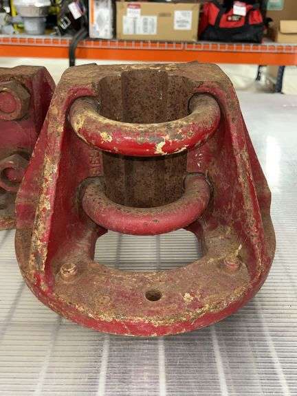 IH dual hubs, 3 1/2", 9-bolt, good - Albrecht Auction Service