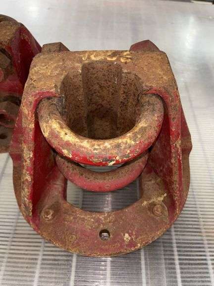 IH dual hubs, 3 1/2", 9-bolt, good - Albrecht Auction Service
