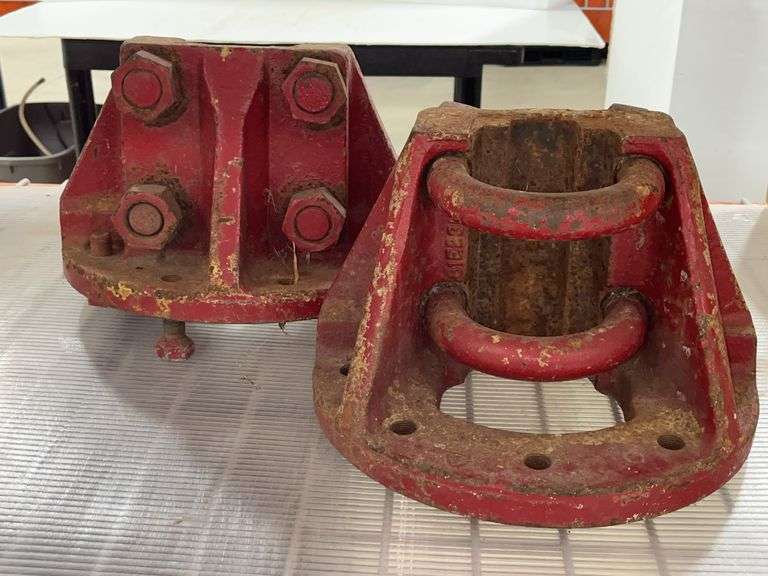 IH dual hubs, 3 1/2", 9-bolt, good - Albrecht Auction Service