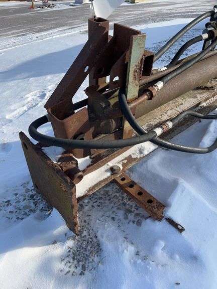 Hydraulic log splitter set up for 3-point, splits up 3'L logs, overall ...