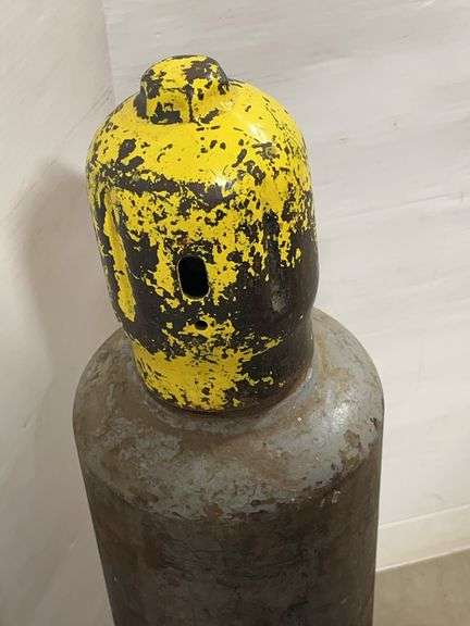 Acetylene tank, approx. 30 1/2"H, used - Albrecht Auction Service