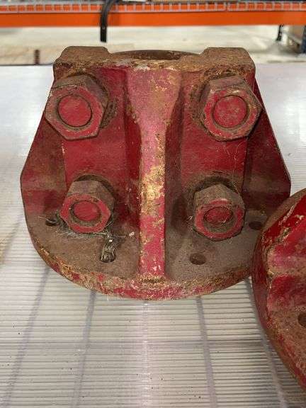 IH dual hubs, 3 1/2", 9-bolt, good - Albrecht Auction Service