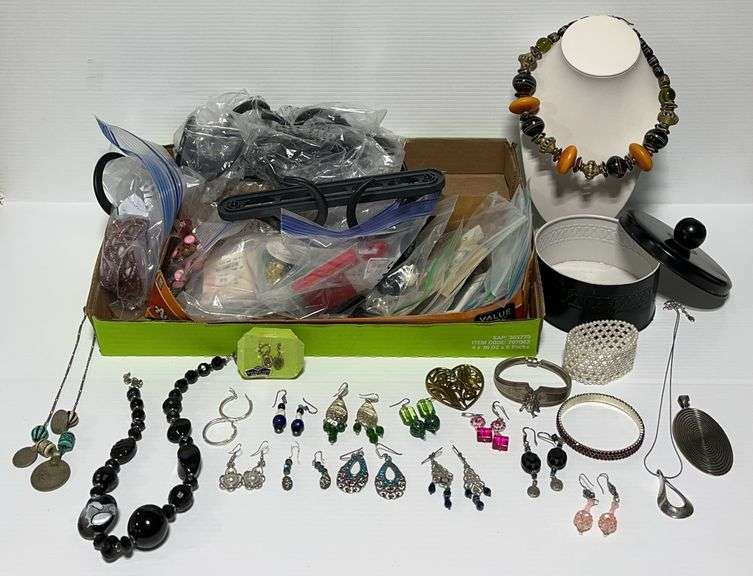 Jewelry, jewelry boxes, button covers, jewelry craft items, and more ...