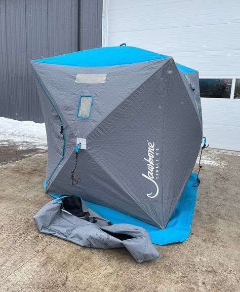 Pop-up insulated ice shanty - Albrecht Auction Service