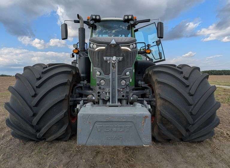 2021 Fendt 942 Tractor, (1,695 Hours), Exhaust Brake, Long Axles ...