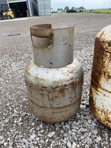 30 lb. and 20 lb. Propane Tanks - Albrecht Auction Service