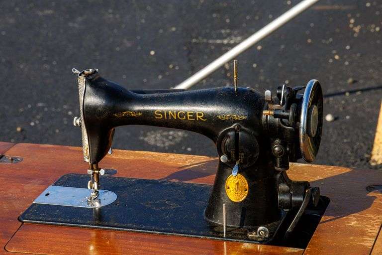 1946 Singer Sewing Machine with Table - Auction Ohio