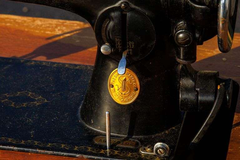 1946 Singer Sewing Machine with Table - Auction Ohio